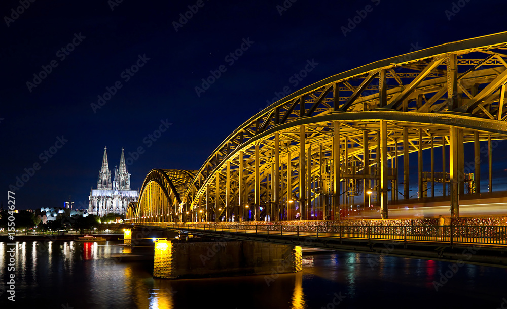 Stock-Foto „Nachtaufnahme von Köln am Rhein mit Hohenzollernbrücke ...