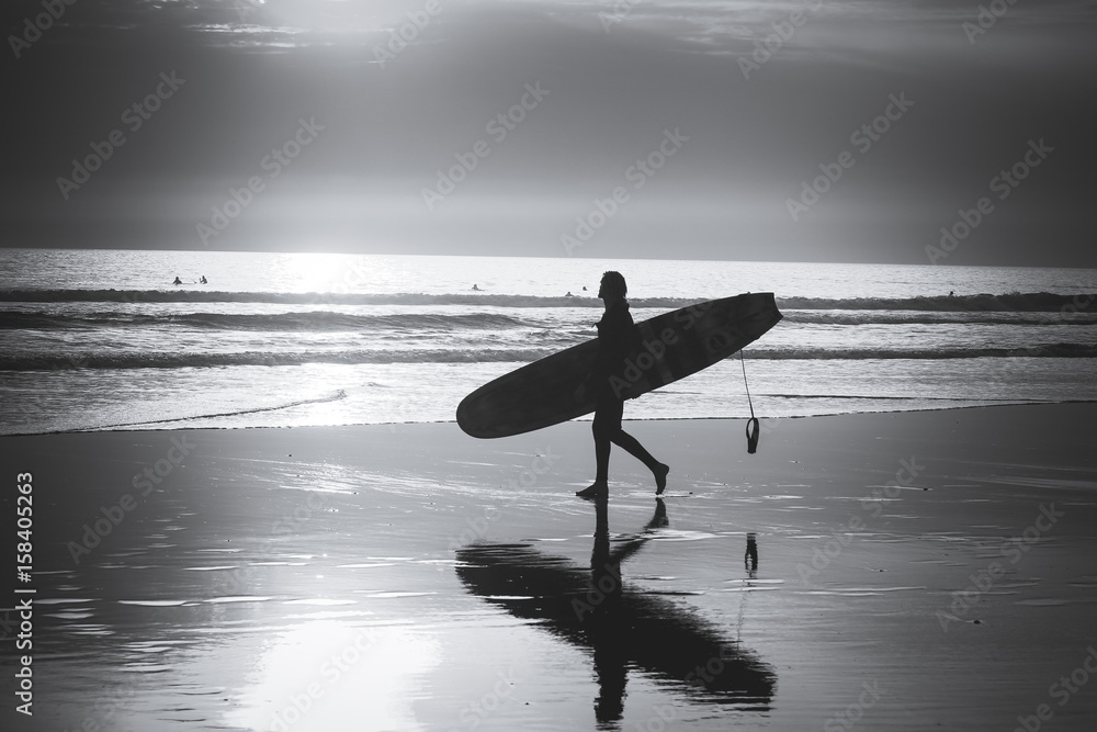 atardecer con silueta de surfero y su tabla Stock Photo | Adobe Stock