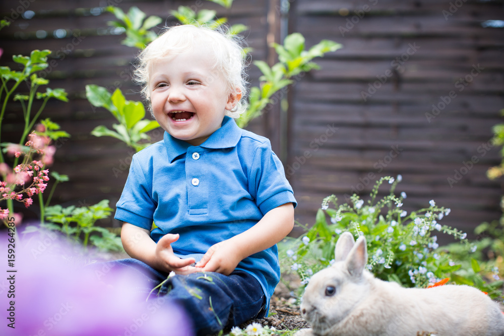 Stock-Foto „Kind lacht Lebensfroh“ | Adobe Stock