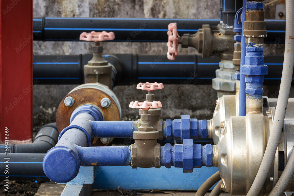Foto de Stock Piping systems with industrial valve equipment | Adobe Stock