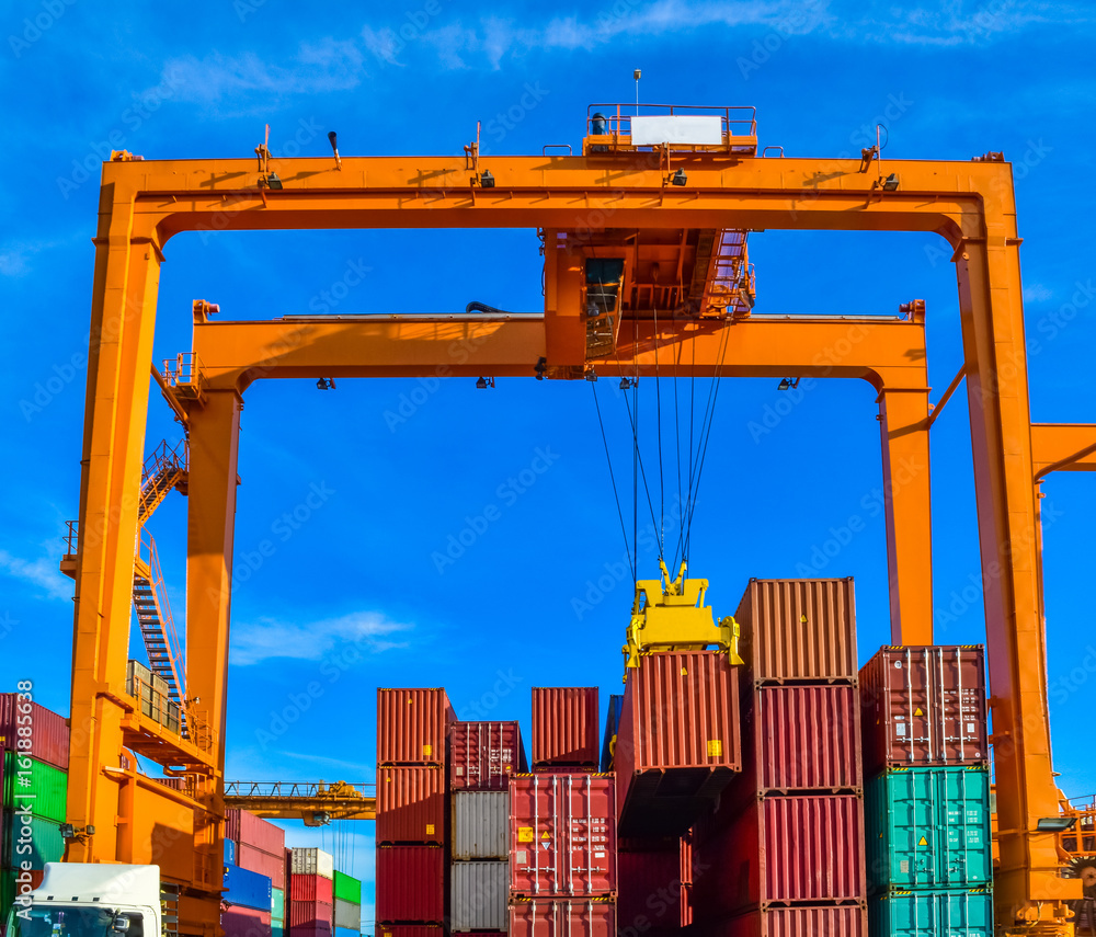 Foto de Stock Industrial spreader crane or quay crane discharging a ...