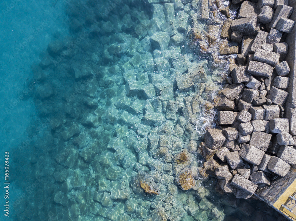 Vista aerea di scogli sul mare. Panoramica del fondo marino visto dall ...