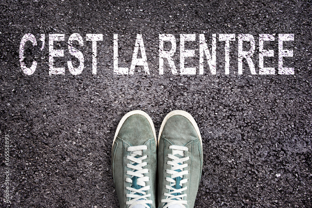 Foto de Stock C'est la rentree écrit sur le sol avec des chaussures de ...