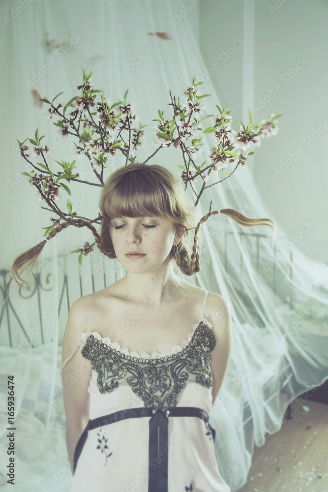 Foto de Stock Mujer joven en su habitación a la que le salen ramas de ...