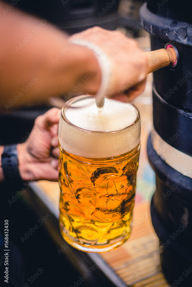 Spillatura di un boccale di birra da 1 litro Stock Photo | Adobe Stock