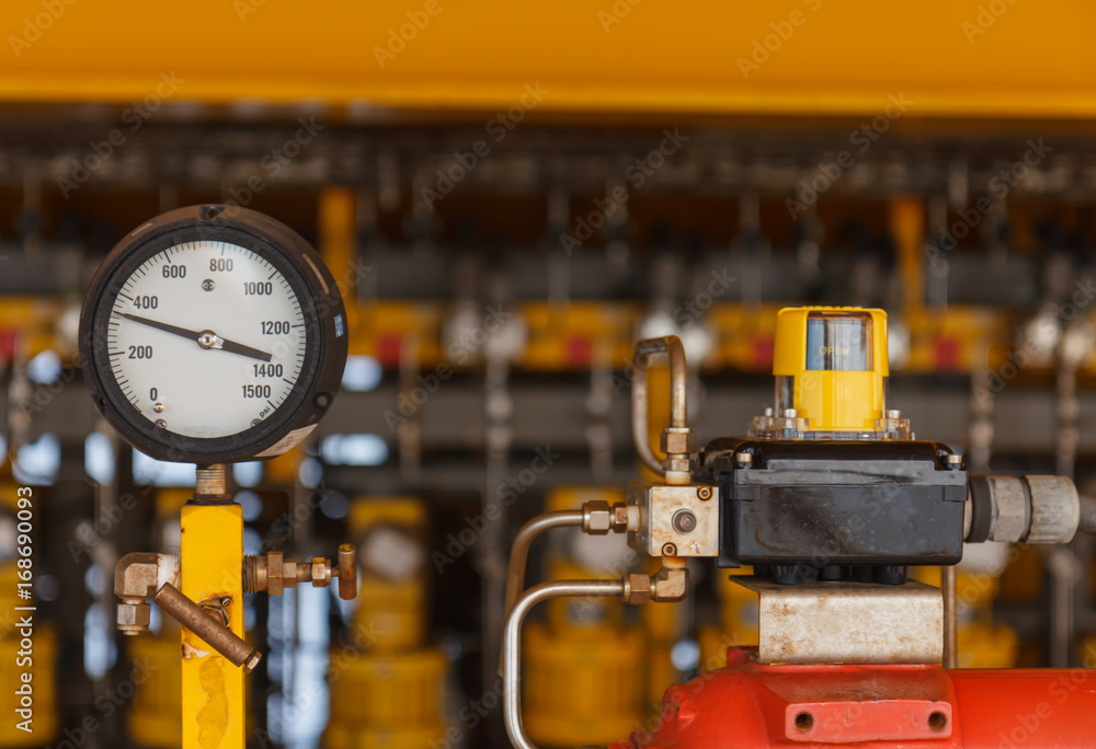 Pressure gauge for monitoring measure pressure production process, Oil ...