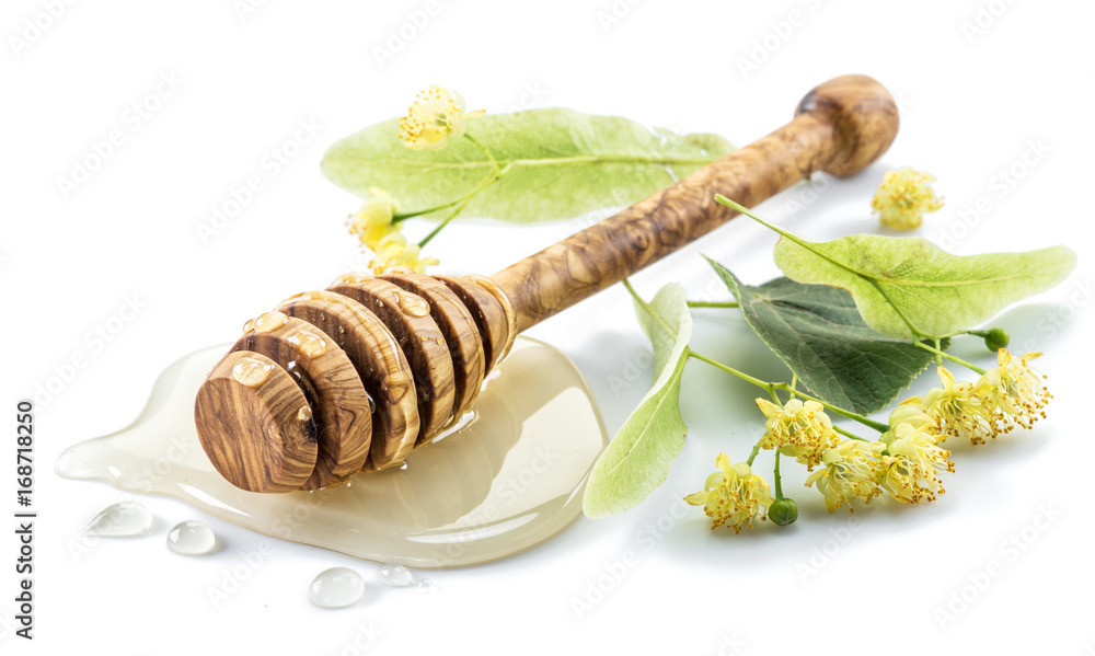 Wooden dipper lays in honey puddle and linden flowers. の Stock フォト ...