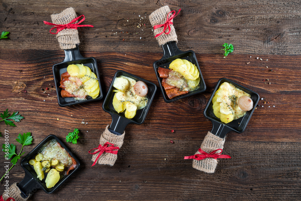 Stock-Foto „Raclette - Wurst und Käse - Platte - Jause - Zutaten ...