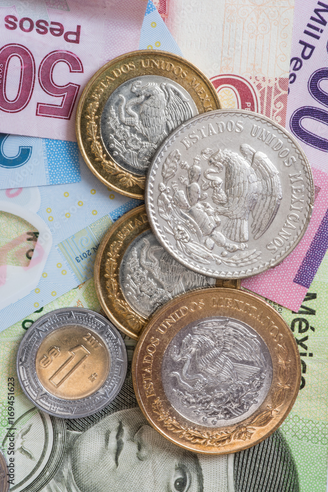 monedas y billetes mexicanos Vertical Stock Photo | Adobe Stock