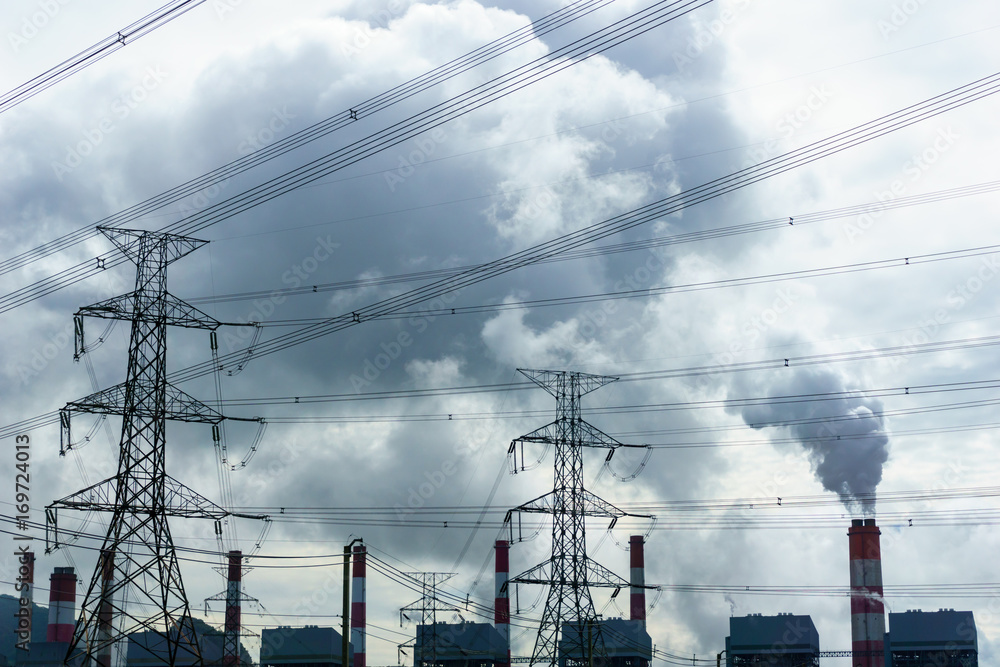 Foto high voltage 500 KV transmission line and pylon with coal fire ...