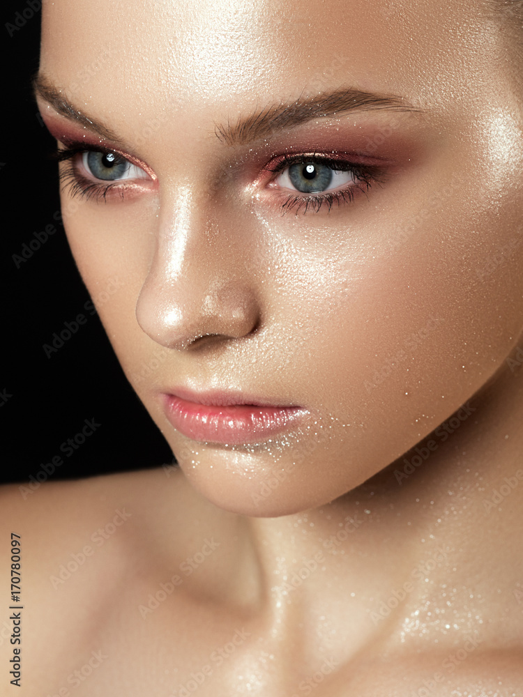 Beautiful young woman with perfect clean shiny skin, natural fashion ...