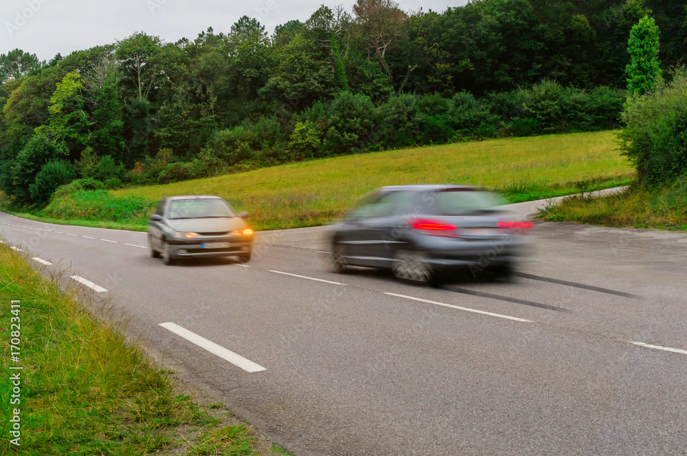 Verkehrsregel rechts vor links Auto beachtet Vorfahrtsregel nicht und ...