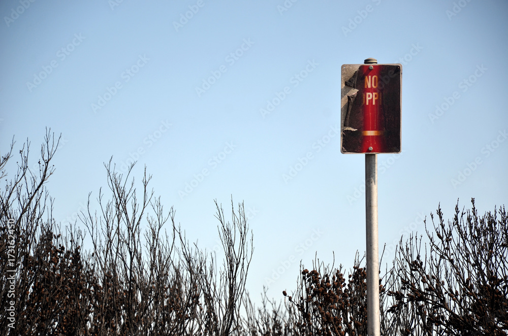 Foto de Stock No Stopping sign burnt and blackened by a bushfire on a ...