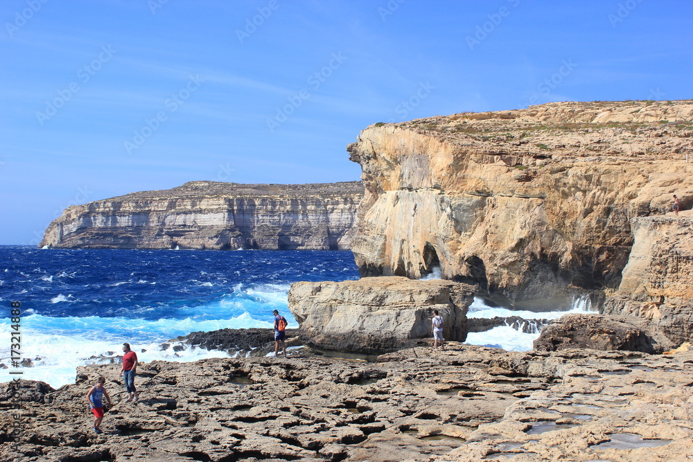 Panorama: Die Küste der Insel Gozo (Malta) beim ehemaligen Felsentor ...
