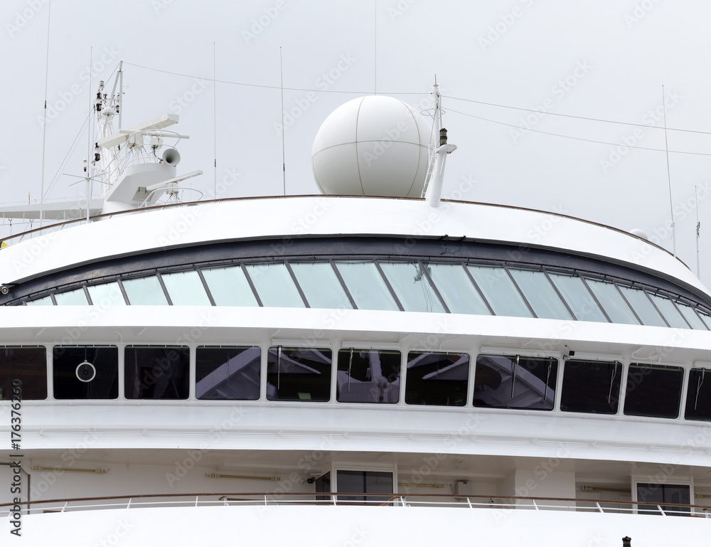 Foto de Stock Cruise ship deck house with sphere radar and aerials ...