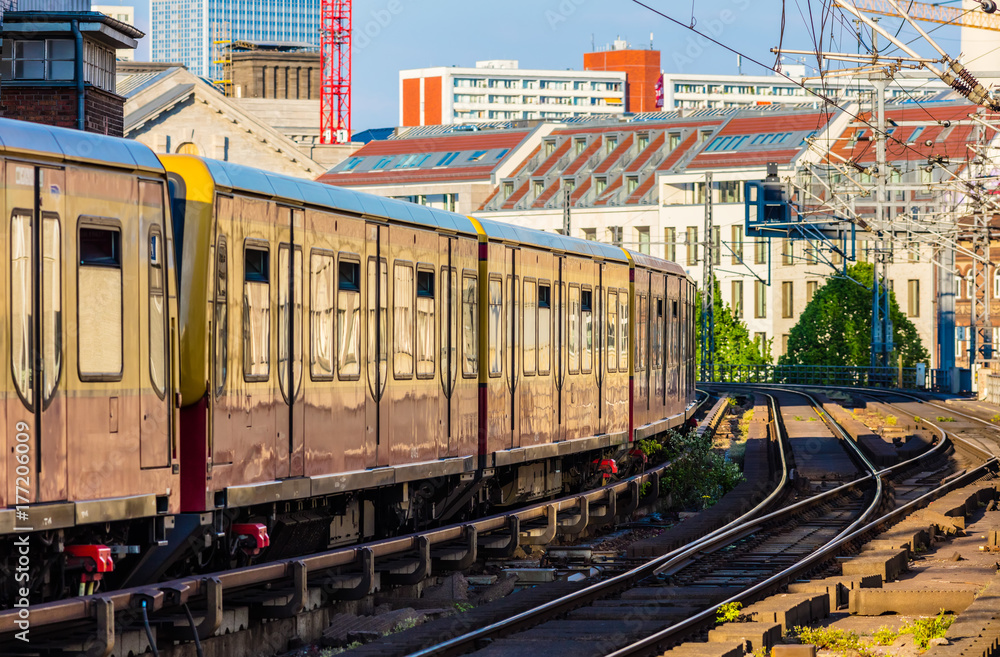 Foto de Stock Berliner Innenstadt: S-Bahn zwischen Friedrichstrasse und ...