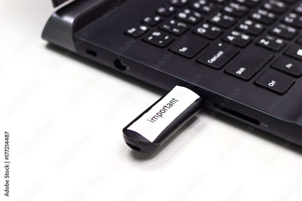 Stock-Foto „USB flash drive with label word "Important" connect to USB ...
