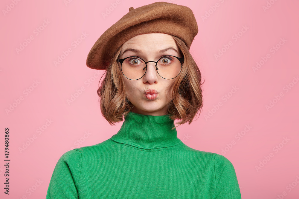 Foto de Stock Kiss for you! Lovely cute young female model with rounded ...