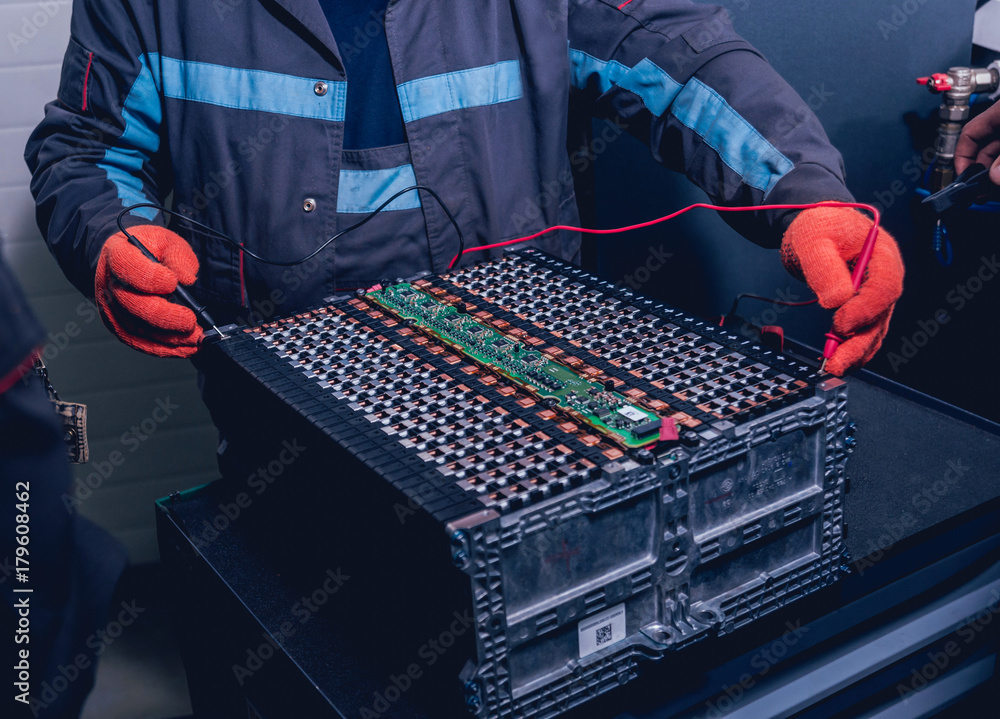 Charging the batteries of the elecric motor. Disassembling the battery ...