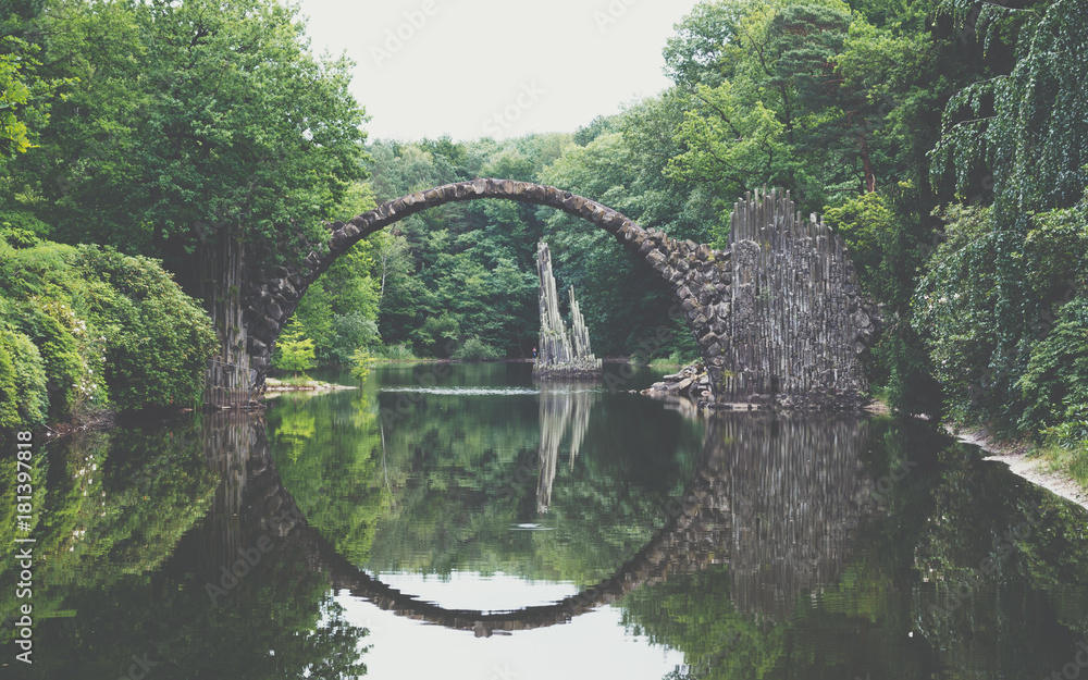 Foto Rakotz bridge (Rakotzbrucke) also known as Devil's Bridge in ...