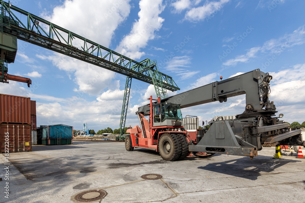 Roter Hubstapler im Containerhafen Stock Photo | Adobe Stock