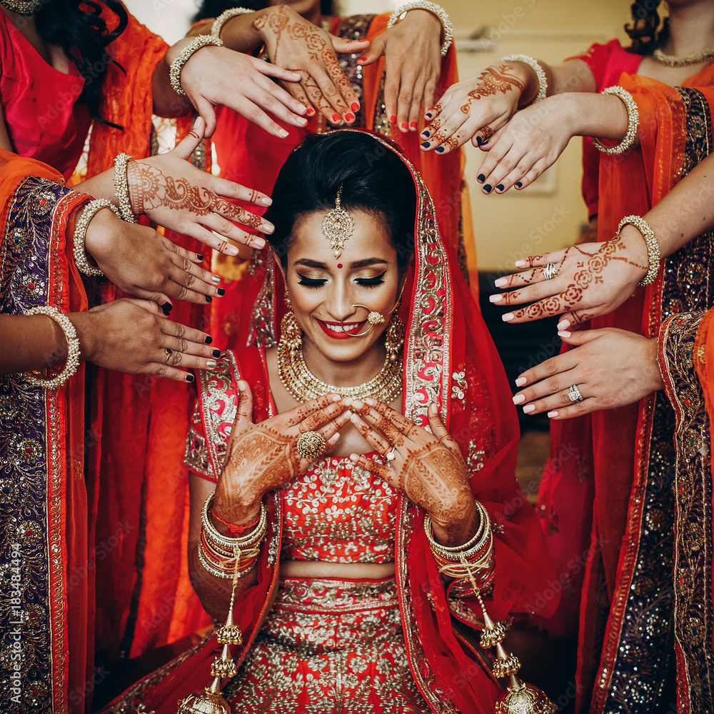 Stunning Indian bride dressed in Hindu traditional wedding clothes ...