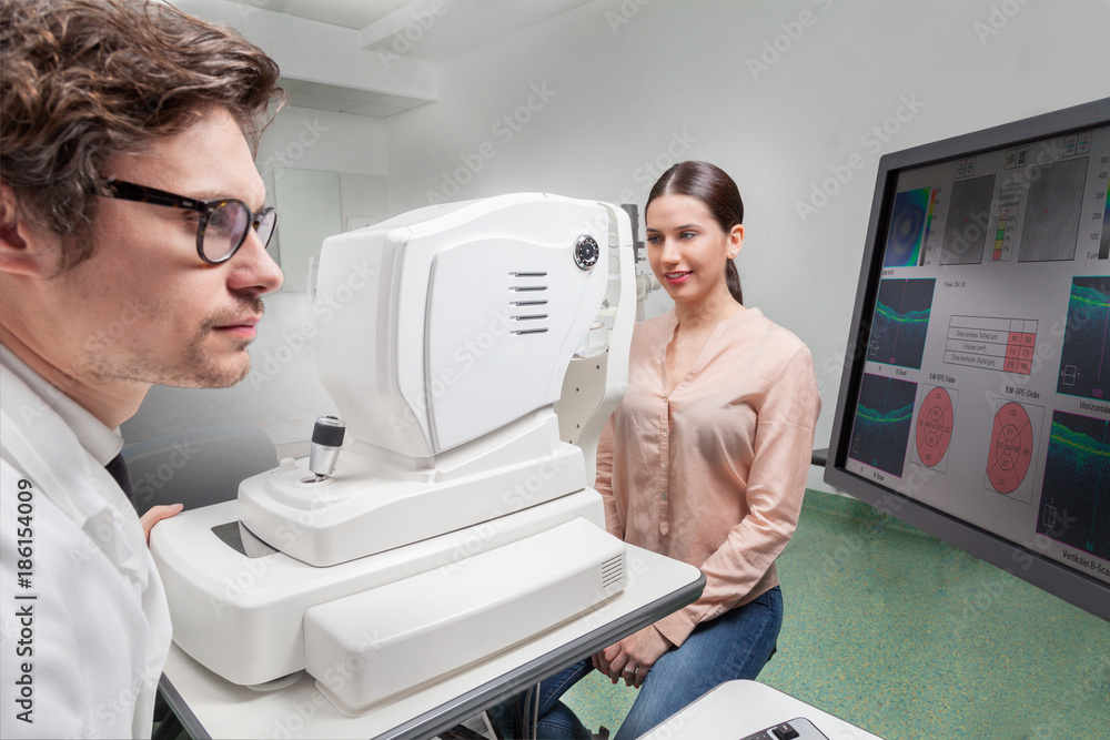 Eye care professional doing an OCT SLO retinal analysis Ophthalmologist ...