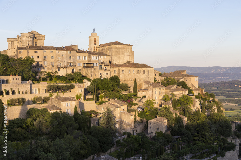 Le village de Gordes dans le Luberon, labellisé Plus Beaux Villages de ...