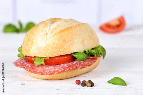 Brötchen Sandwich Baguette belegt mit Salami Schinken auf Holzbrett ...