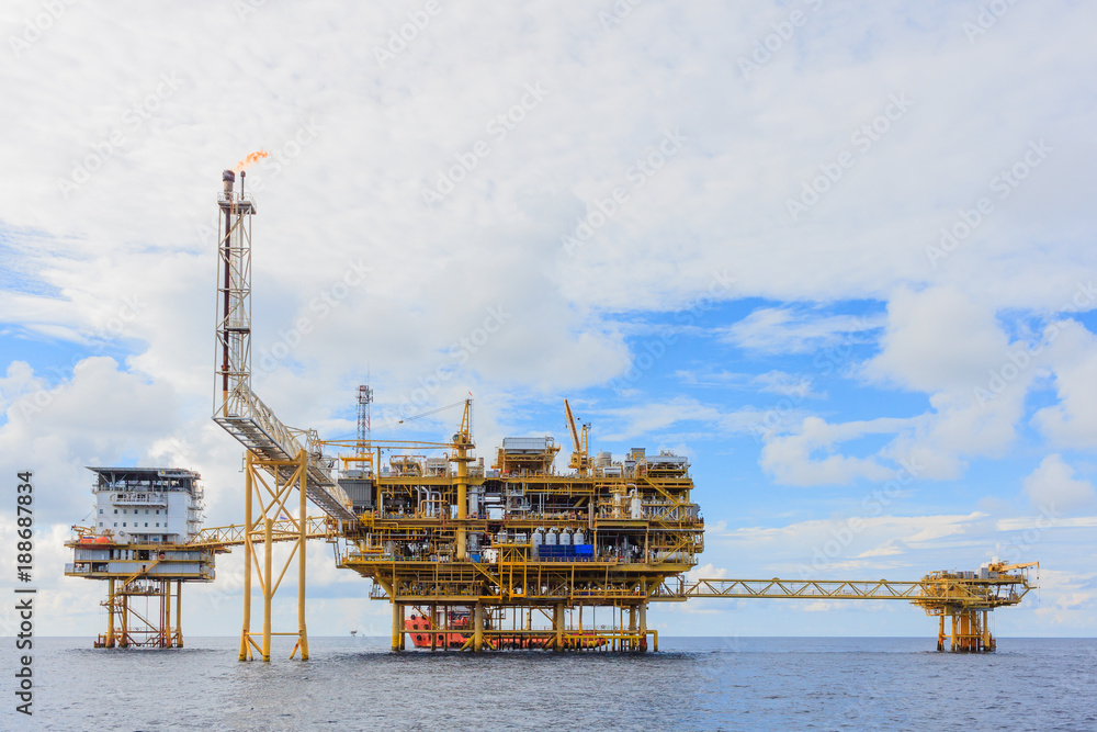 Fotografie Offshore oil and Gas central processing platform and remote ...