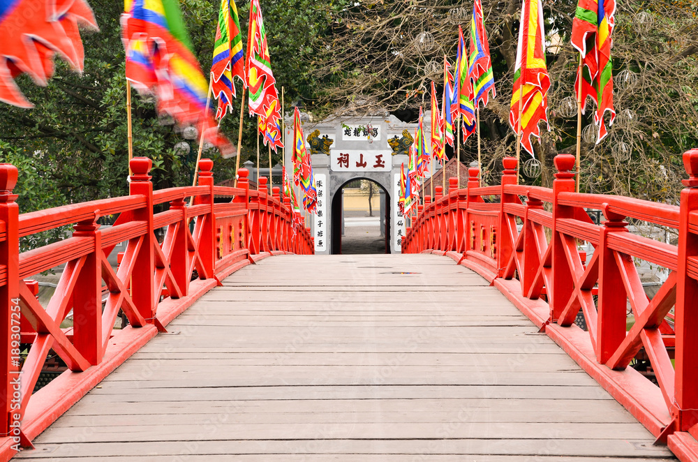 Foto de Stock Red wooden Huc Bridge from the Ngoc Son Temple in Hanoi ...