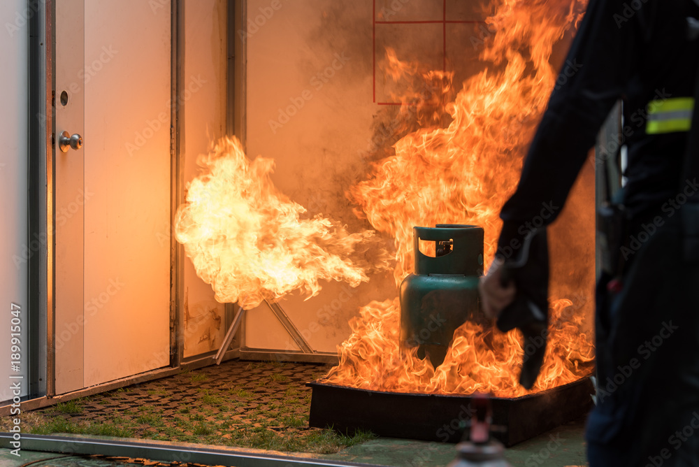 Basic Fire Fighting and Evacuation Fire Drill Simulation Training For ...