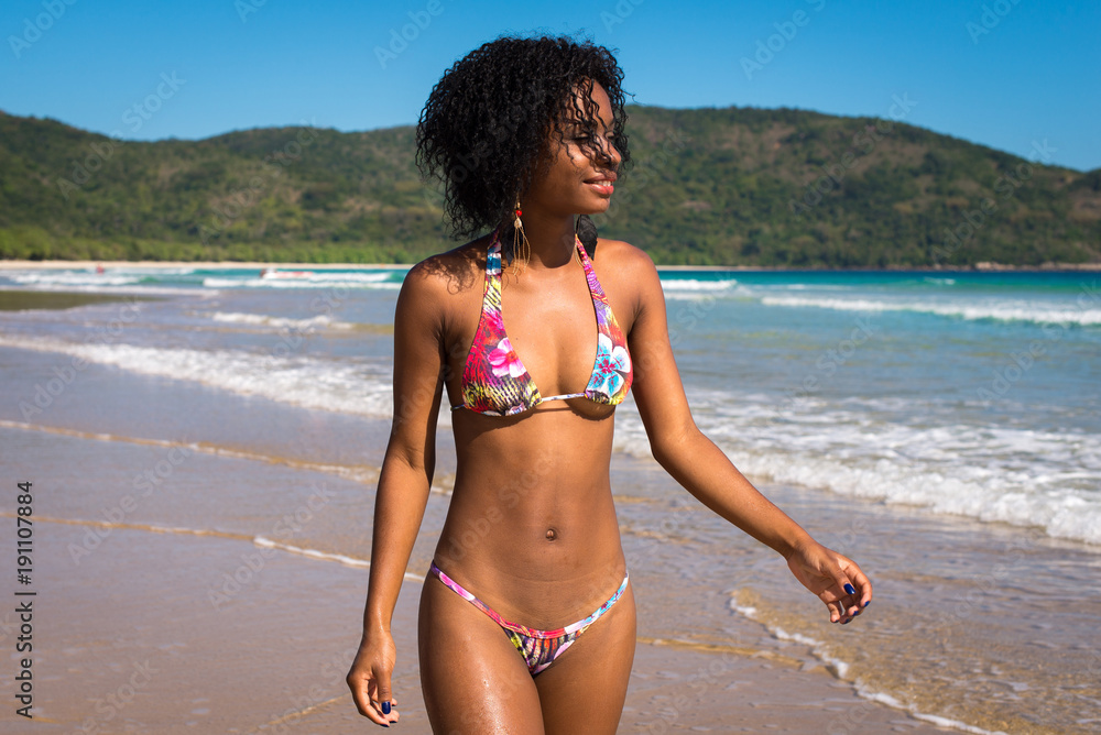 Foto stock di Young Attractive Brazilian Woman in Bikini Walking in an Empty Tropical Beach ...