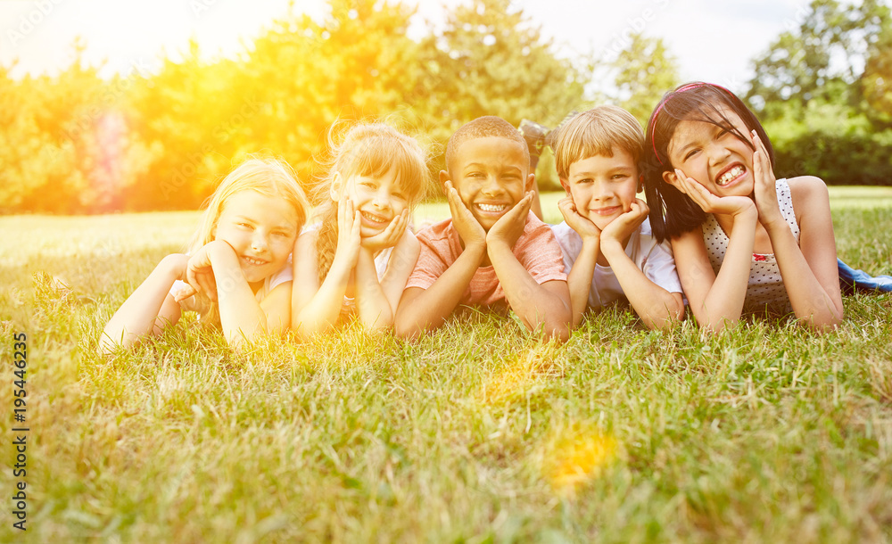 Gruppe Kinder hat Spaß im Sommer Stock Photo | Adobe Stock