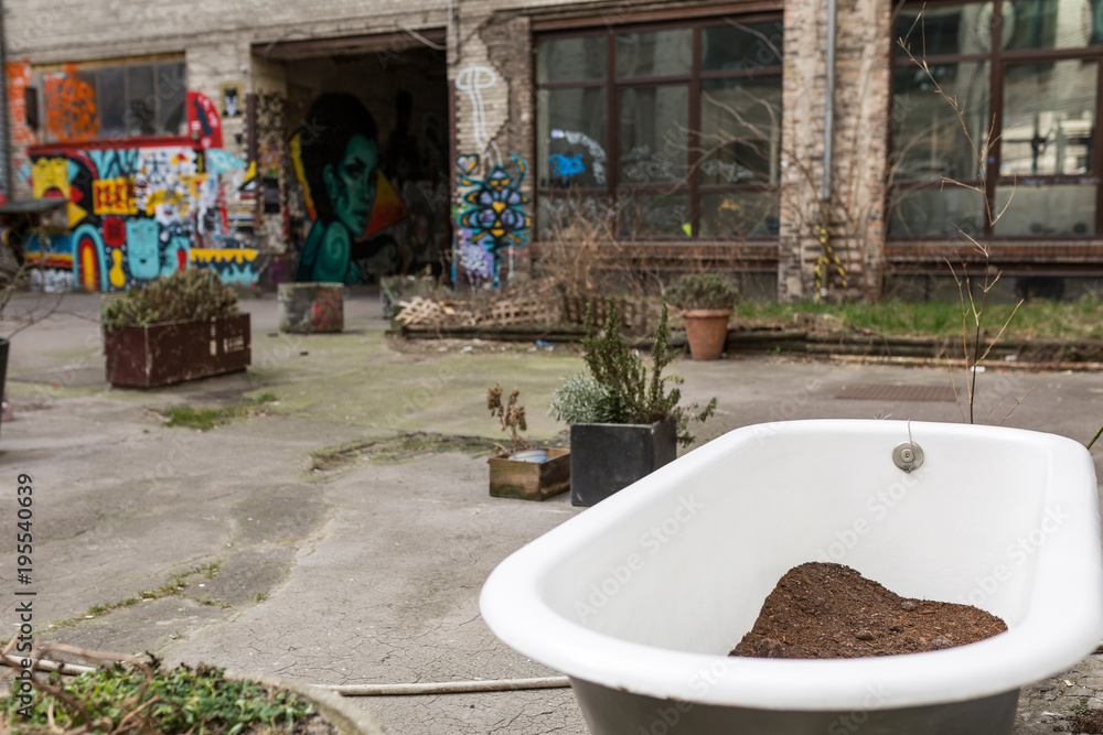 Stock-Foto „Hinterhof leben in berlin“ | Adobe Stock