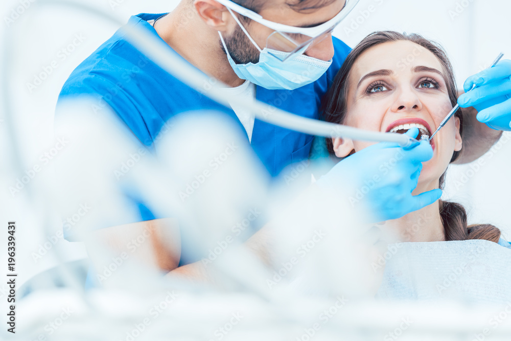 Zahnarzt behandelt Patientin in seiner Praxis Stock Photo | Adobe Stock