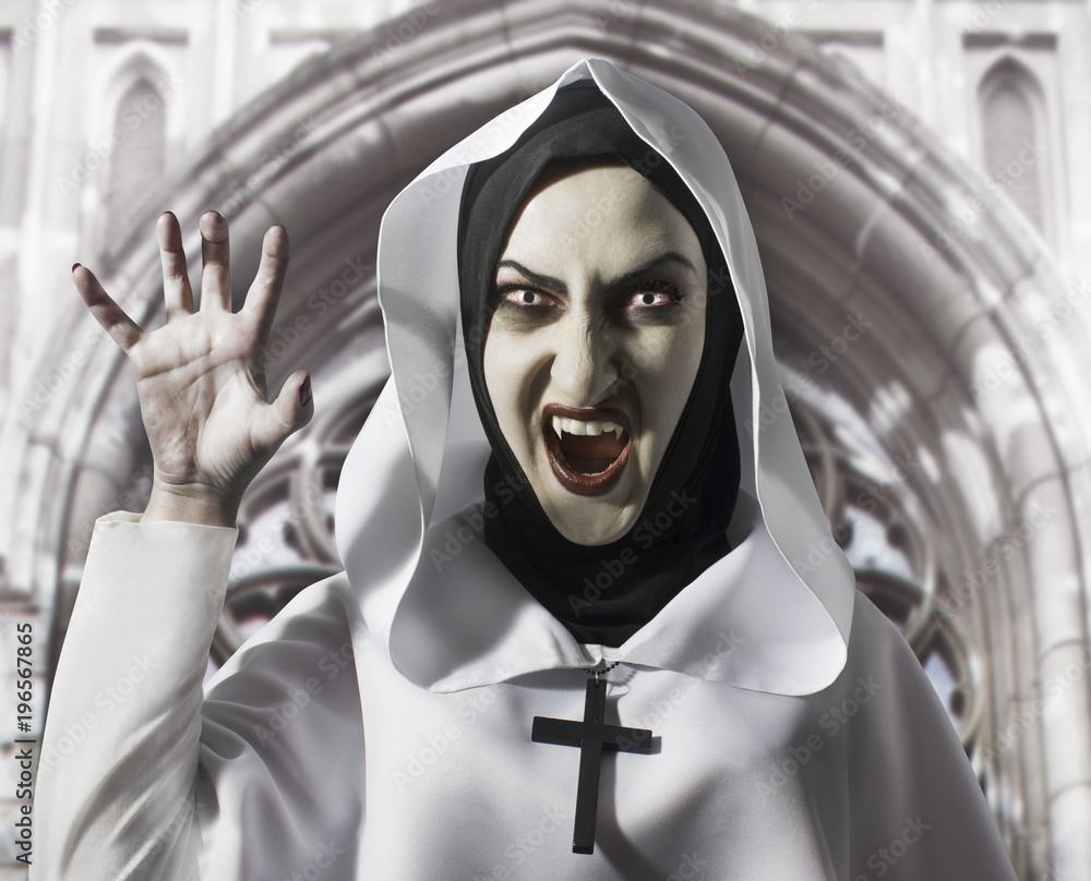 Foto de Stock Scary evil nun with fangs and cross on her neck screaming ...
