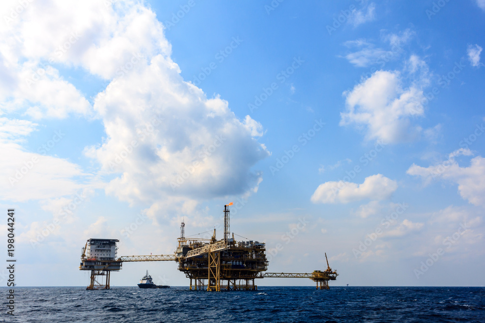 Stock-Foto „Offshore oil and Gas central processing platform and remote ...