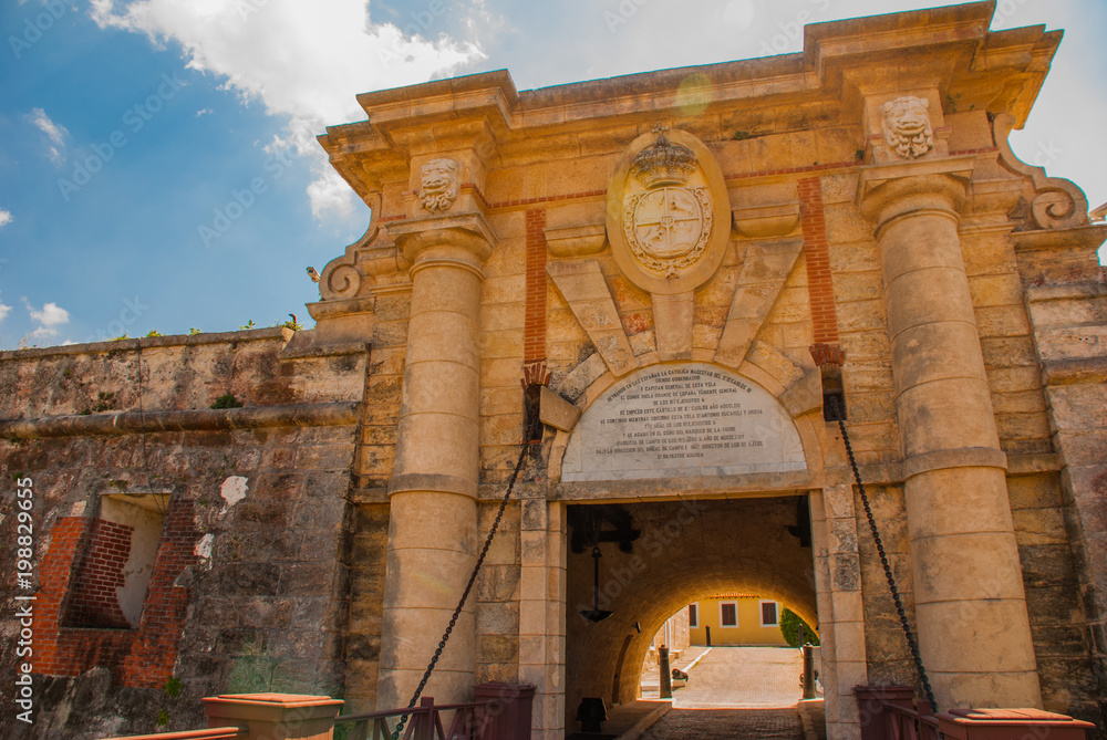 Entrance gate Fortaleza de San Carlos de La Cabana, Fort of Saint ...