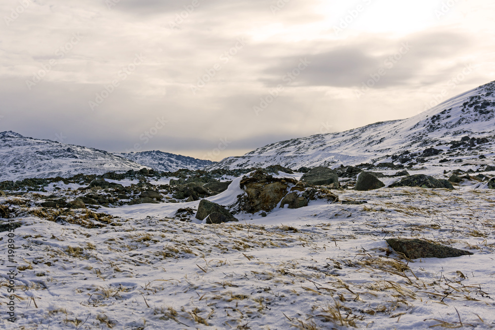 Foto de Stock rocky snowy arctic landscape, a mountain tundra under a ...