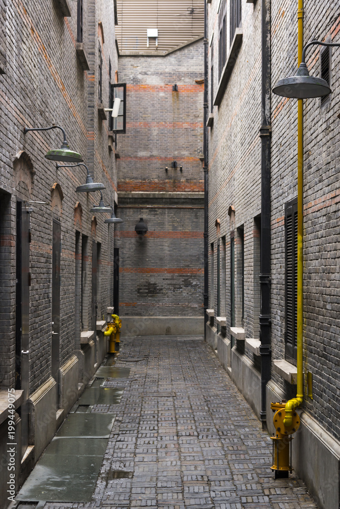 ภาพถ่าย Stock Narrow alley with antique brick walls, Xintiandi and ...
