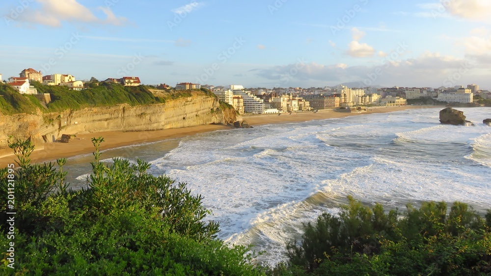 Biarritz, vue panoramique sur l'océan, la plage et les falaises au ...