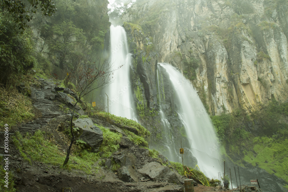 Foto de Stock Incredible Waterfall 100 meters high, El salto de ...