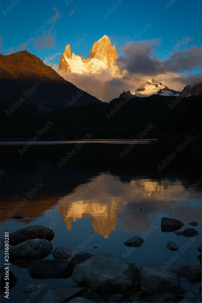 Alpenglow morning light of Mount Fitz Roy and its reflection on Laguna ...