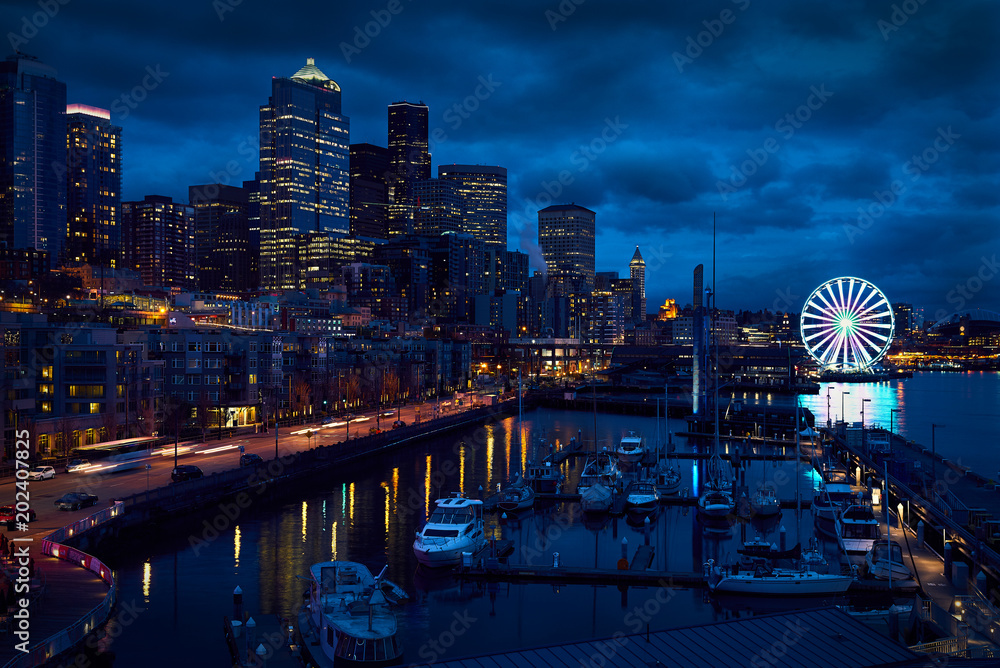 Seattle Waterfront, Big Wheel. Downtown Seattle skyline at dusk. The ...