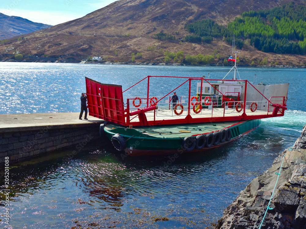 Foto stock di Glenelg ferry to Skye, Scottish Highlands- shows the ...