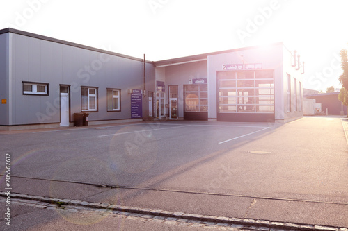Autowerkstatt von aussen Stock Photo | Adobe Stock