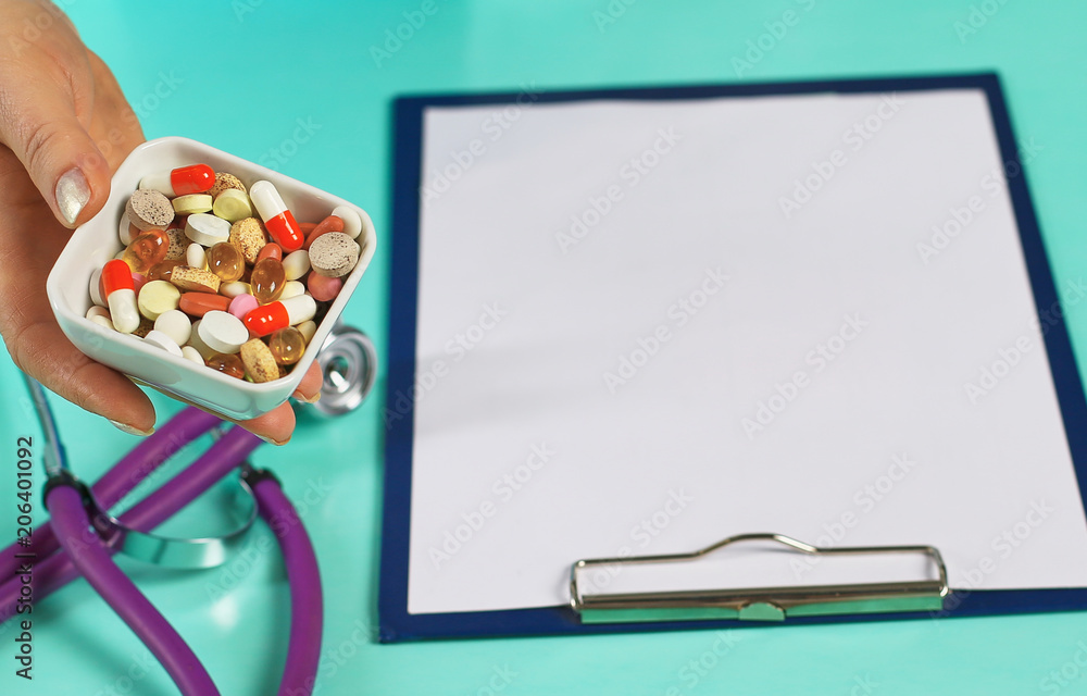 Foto de Stock Female doctor hand hold pack of different tablet blisters ...