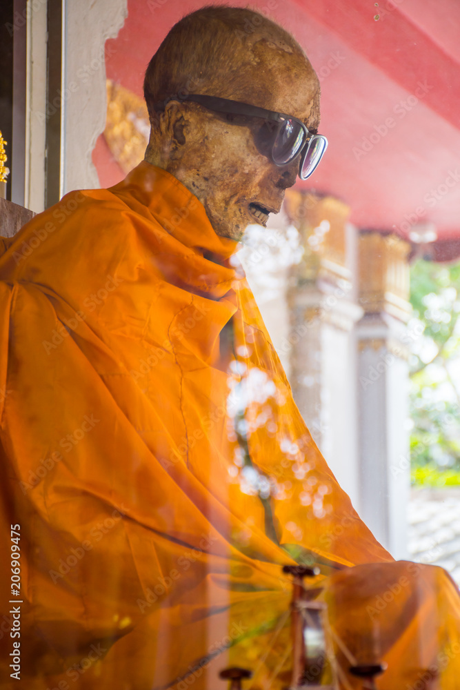 Foto de Stock Mummified monk body in Wat Khunaram Temple in the Koh ...