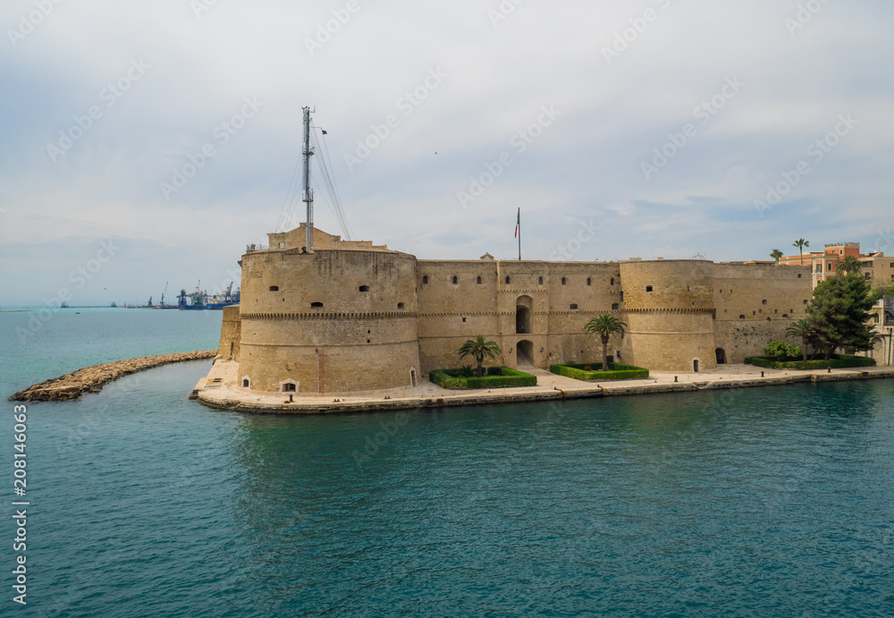 Foto de Stock Taranto (Italy) - The historic center of a big city in ...